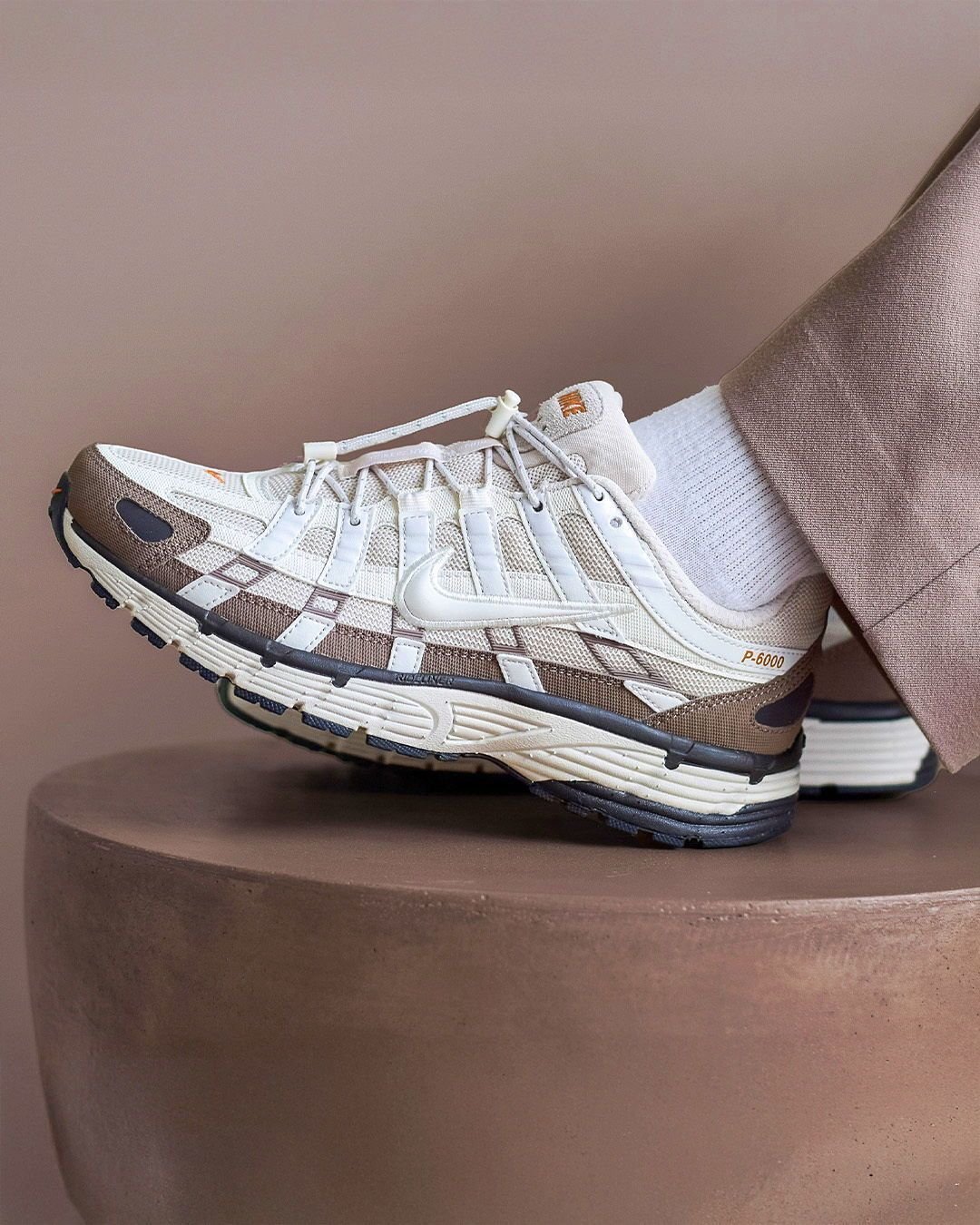 De Nike P-6000 Light Orewood Brown Mink Brown is de sneaker van dit mo